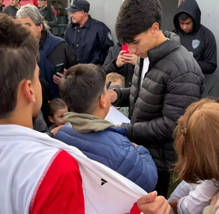 Amado en su tierra: Lucas Silva fue reconocido en Estadio “Eduardo ...